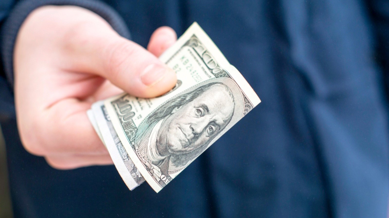 15 Reasons Why Paying With Cash Can Help You Save More | KindaFrugal