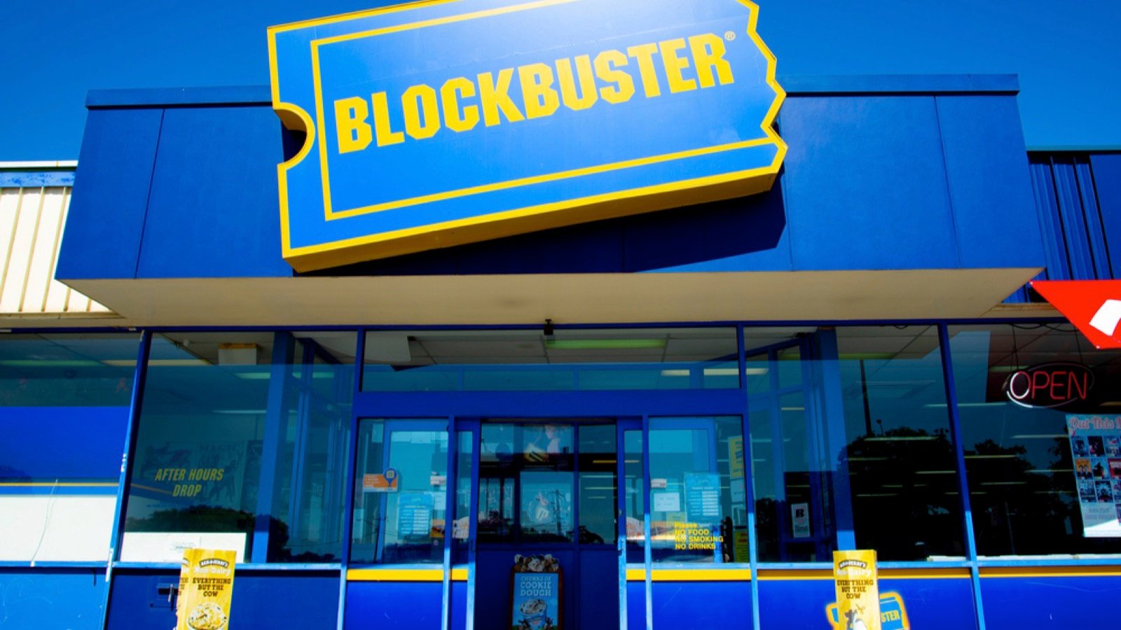 15 Much-Loved Stores That Went Out of Business | KindaFrugal