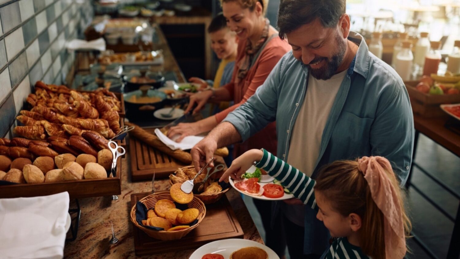 15 Tips to Plan a Family Road Trip on a Shoestring Budget | KindaFrugal